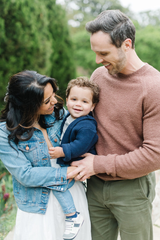A Dreamy Bishop’s Garden Family Session | Washington, DC Family Photographer ...